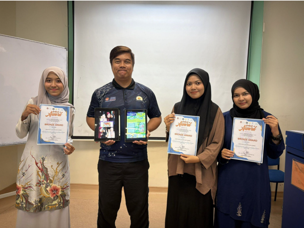 8 KUMPULAN, 8 INOVASI, 8 KEJAYAAN: MAHASISWA PROGRAM AT10 UPSI BAWA PULANG EMAS, PERAK DAN ...